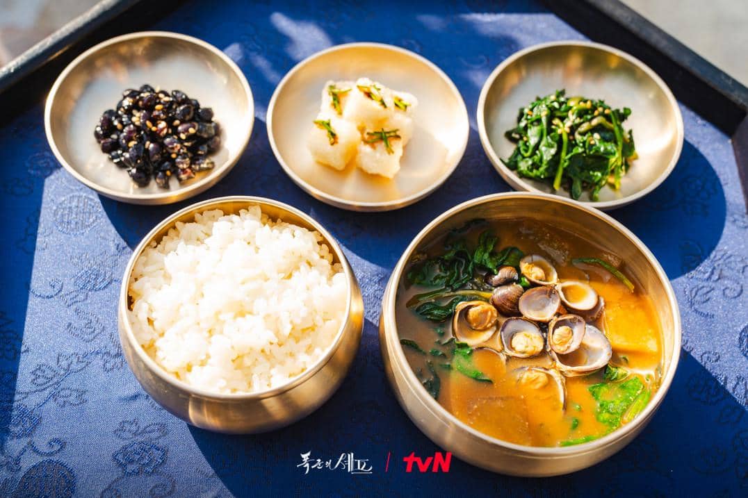 Resep Clam Spinach Doenjang Soup ala Bon Appétit, Your Majesty | IDN Times