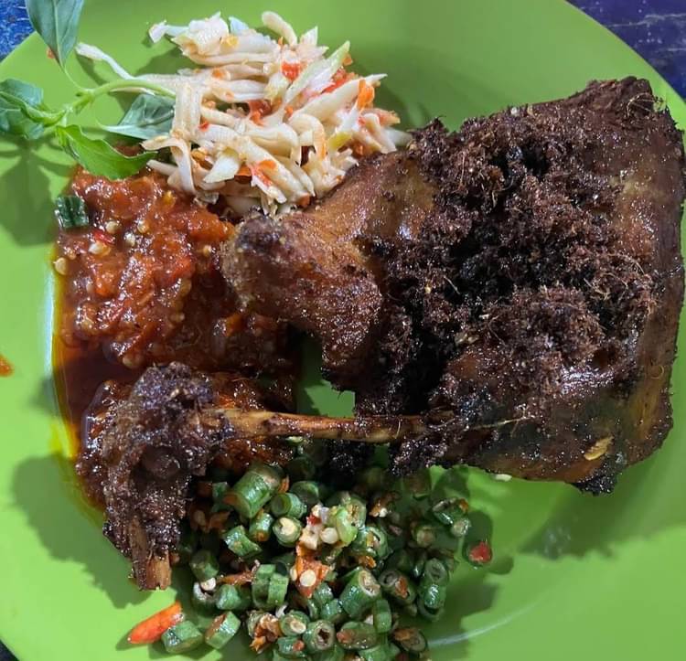 5 Bebek Goreng Enak di Surabaya, Empuk dan Mantap Sambalnya! | IDN Times