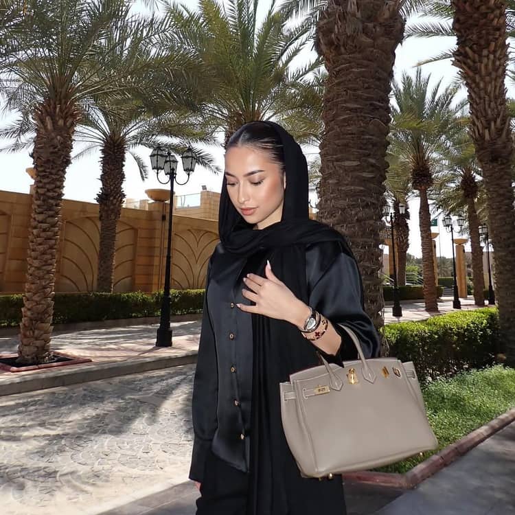 7 Potret Jennifer Coppen di Arab Saudi, Pangling! | IDN Times