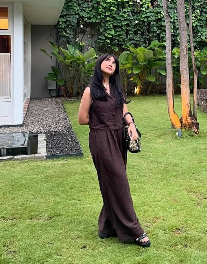 7 OOTD Hangout ala Keshya Valerie, Kasual hingga Playful Abis! | IDN Times