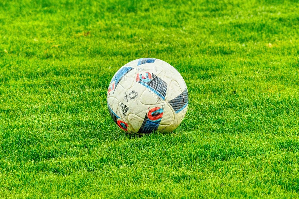 Jadwal Siaran Sepak Bola Sabtu 18 Oktober 2025: Ada 2 Laga Klasik | IDN ...