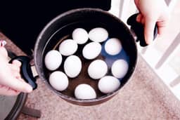 5 Tips Merebus Telur agar Mudah Dikupas dan Tidak Retak | IDN Times