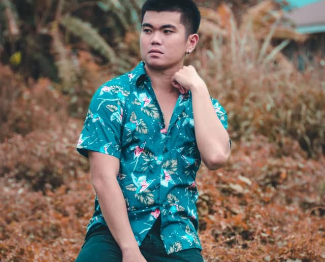 8 Rekomendasi Kemeja Cowok Motif Bunga Lengan Pendek, Terlihat Santai ...