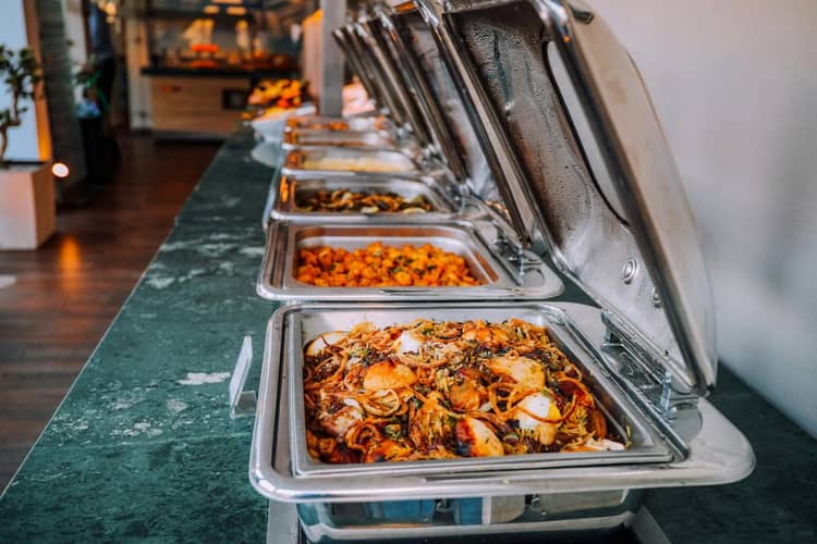 Apa Bedanya Penyajian Buffet dan Banquet dalam Dunia Kuliner? | IDN Times