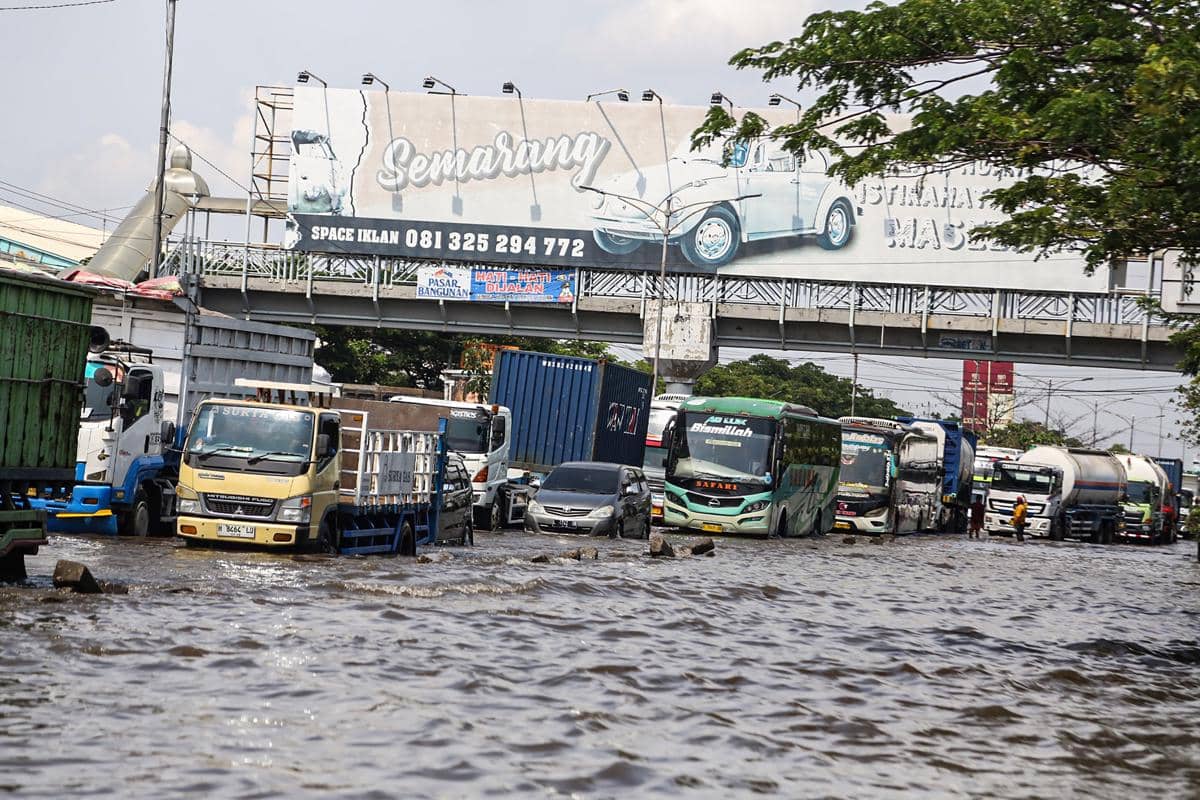 Banjir! Macet Panjang di Semarang, Ini Jalur Alternatif dari Polisi ...