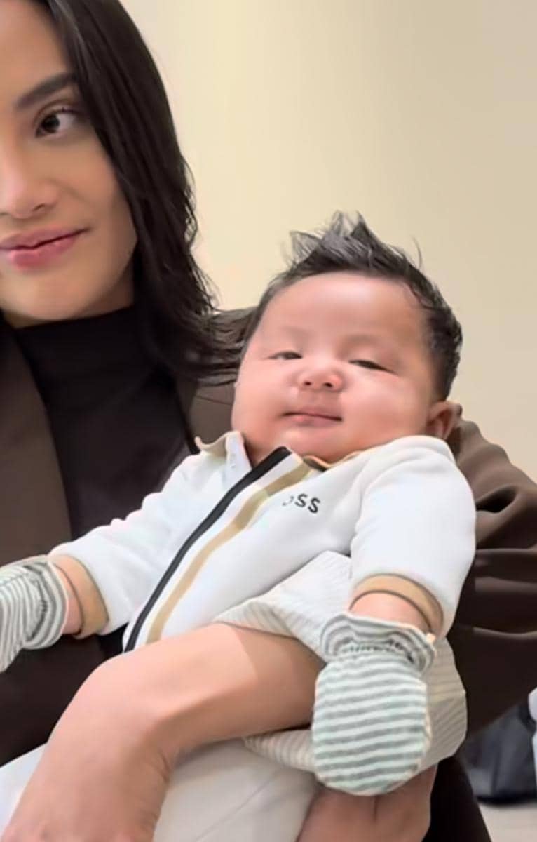 7 Potret Erika Carlina Momong Baby Andrew, Nikmati Peran Ibu | IDN Times
