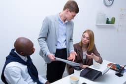5 Jobdesk Penting Finance dan Accounting Staff, Gak Cuma Ngitung Uang ...