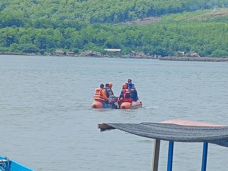 Mencari Kerang di Pantai Grajagan, Warga Banyuwangi Hilang | IDN Times ...