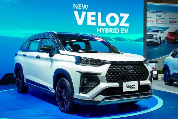 Benarkah Veloz Hybrid Jadi Mobil Hybrid Termurah Toyota? | IDN Times
