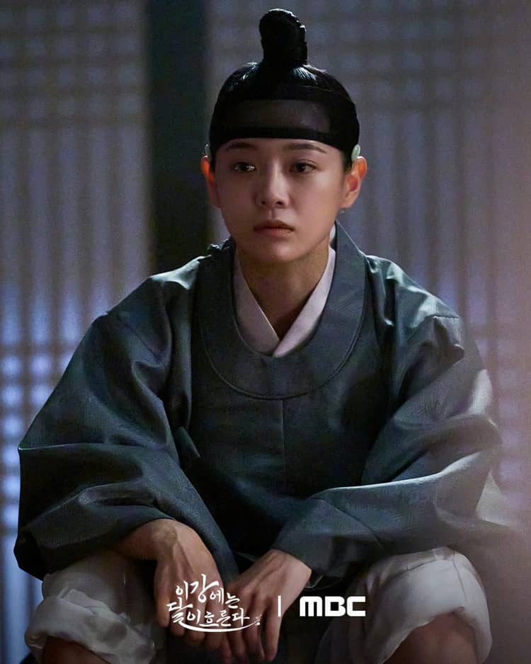 7 Bukti Park Dal Yi Menaruh Hati pada Raja Lee Gang di Moon River | IDN Times