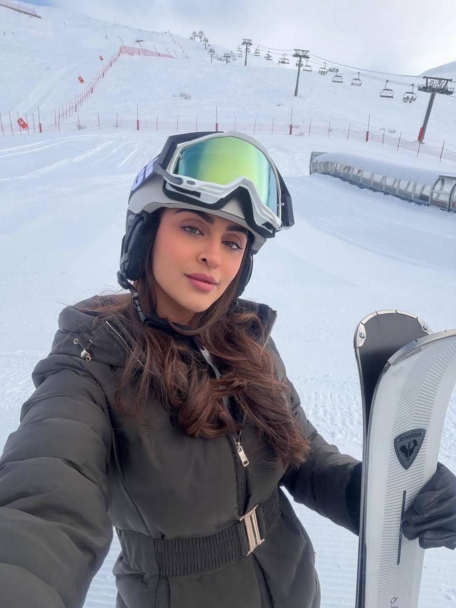 12 Artis India yang Liburan di Prancis pada 2025, Ada Krystle D'Souza ...