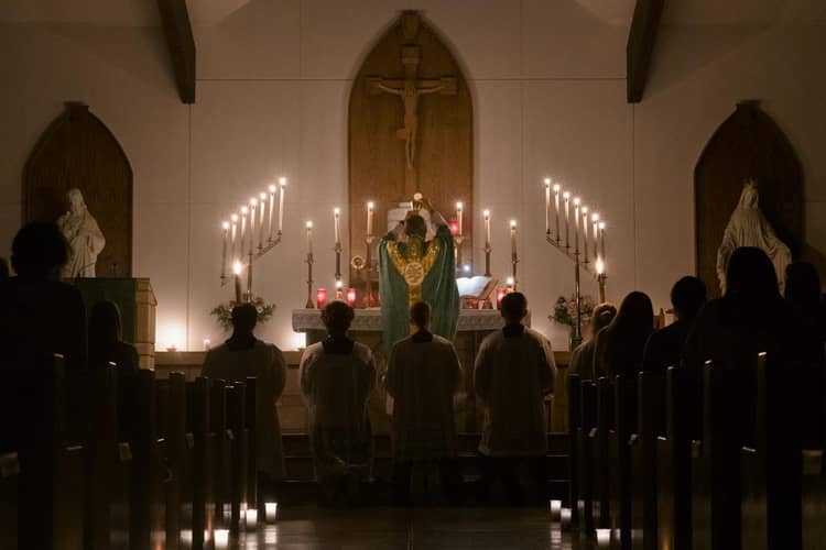 Apa yang Dilakukan saat Malam Natal? Suasana Penuh Kehangatan | IDN Times