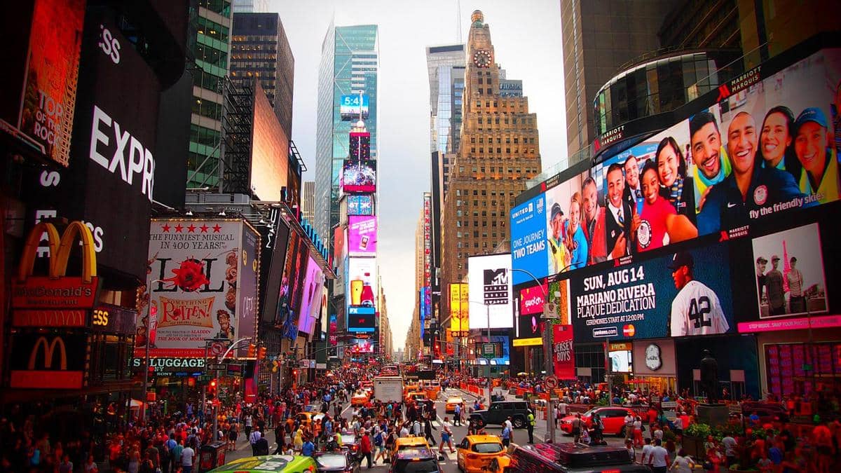 Waktu Paling Pas Mengunjungi Times Square New York yang Tidak Terlalu ...