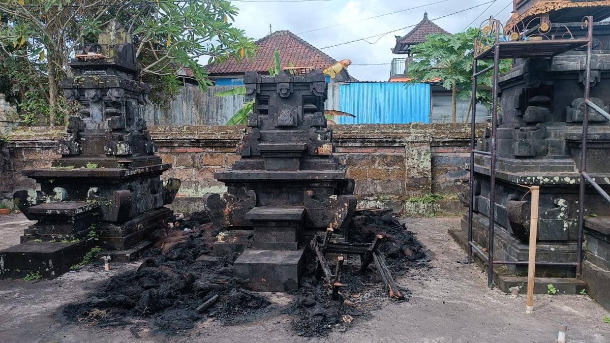 Diduga Karena Kembang Api, Pelinggih Pura Desa di Tabanan Terbakar ...