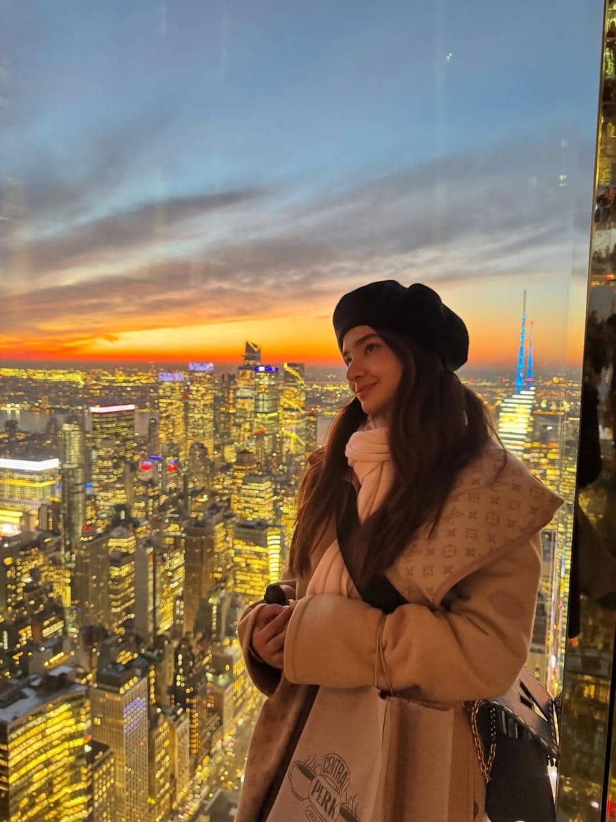 11 Potret Anushka Sen Rayakan Tahun Baru di New York | IDN Times