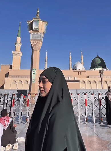 7 Artis yang Mengawali Tahun Baru 2026 dengan Umrah, Ada Irish Bella ...