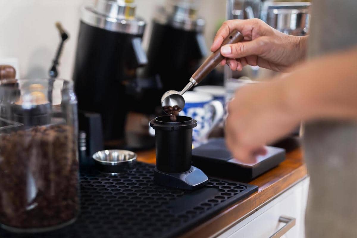 Takaran Kopi dan Air yang Pas agar Rasa Kopi Seimbang dan Nikmat ...