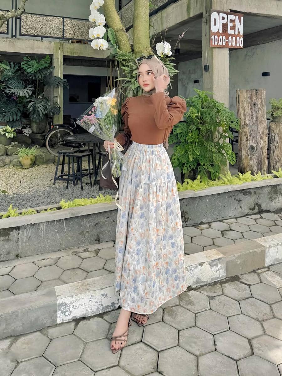 7 Ide OOTD Kasual Feminin Pakai Rok ala Hanifa Lestari | IDN Times