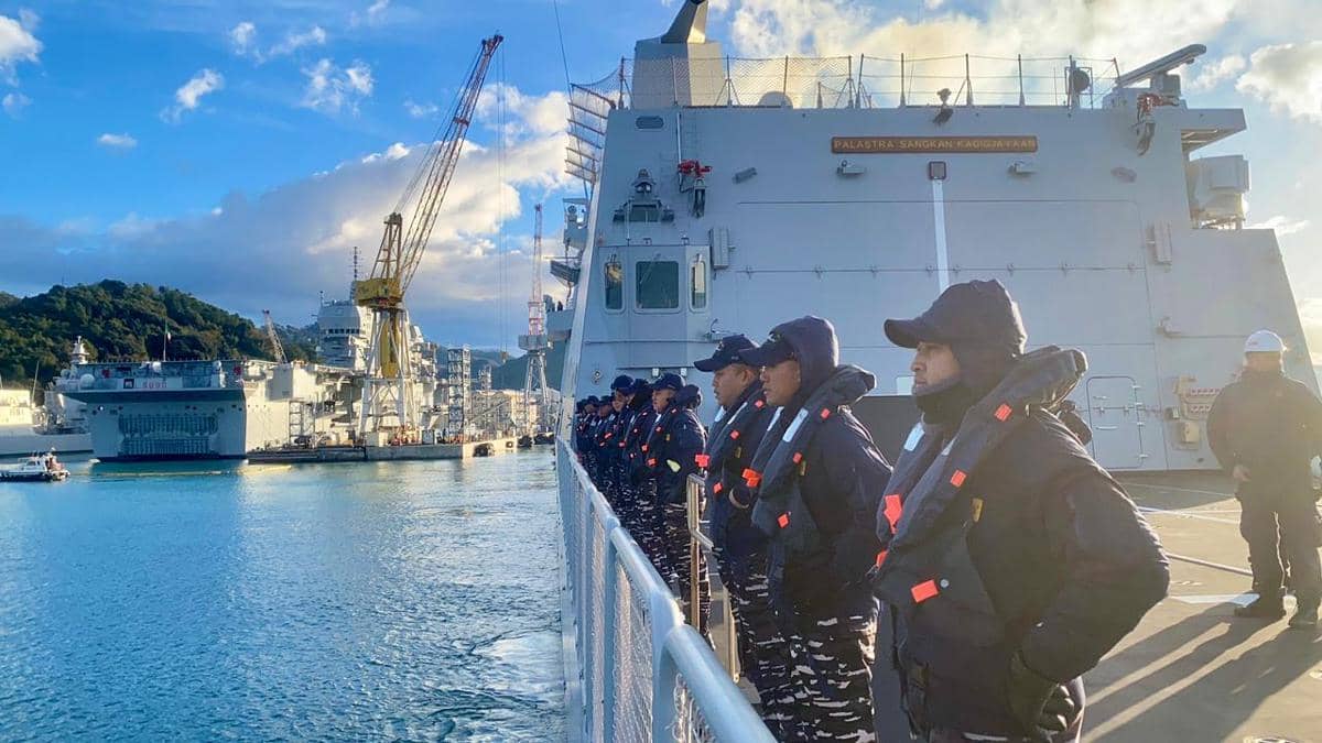 Kala Prajurit TNI AL Jajal Kapal Perang Baru KRI Prabu Siliwangi-321 ...