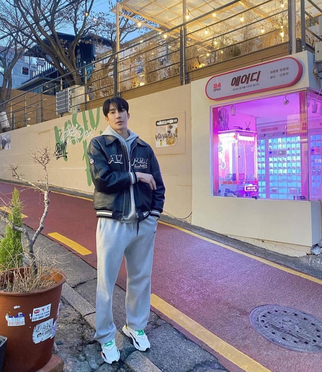 10 Inspirasi Style Casual ala Earth Pirapat, Cocok buat City Stroll ...