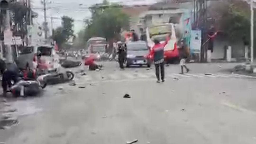 Bus Harapan Jaya Tabrak Mobil dan Motor di Simpang Empat Kediri | IDN ...