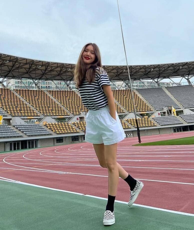 9 OOTD Pakai Short Pants ala Mimi Oh My Girl, Chic Abis! | IDN Times