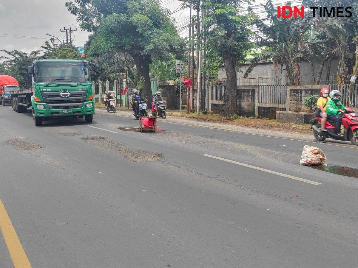 Hati-hati! Jalan Raya Narogong Bekasi Banyak Lubang, Kedalaman 20 Cm ...