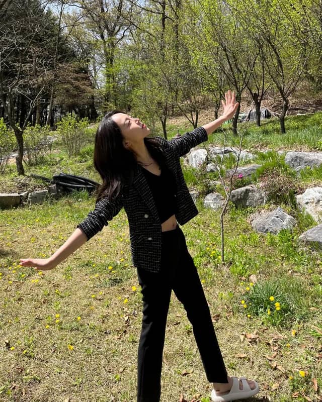 8 Inspirasi OOTD Smart Casual ala Shin Hae Sun, Stunning! | IDN Times