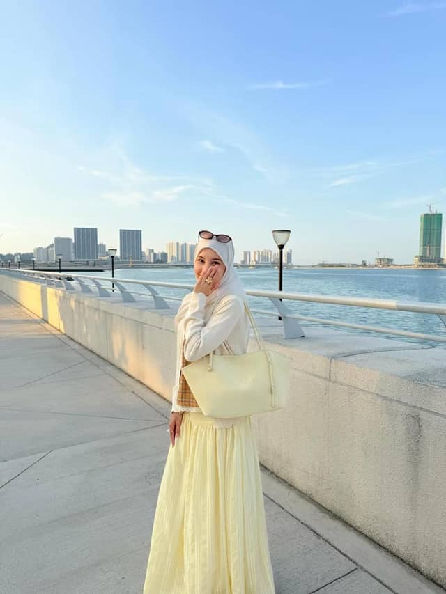 8 OOTD Warna Butter Yellow untuk Hijabers, Hits Dipakai Liburan | IDN Times