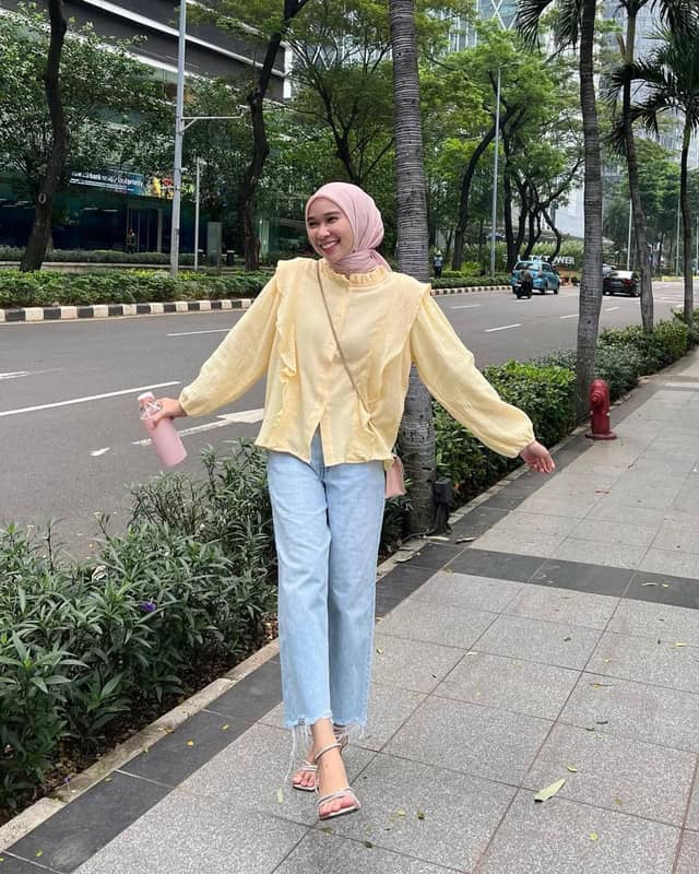 8 OOTD Warna Butter Yellow untuk Hijabers, Hits Dipakai Liburan | IDN Times