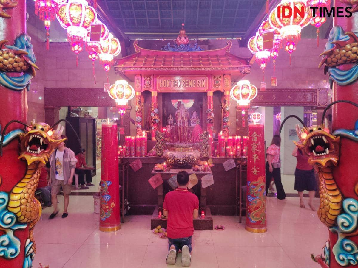 Melihat Suasana Tahun Baru Imlek 2026 di Kelenteng Hok Lay Kiong Bekasi ...