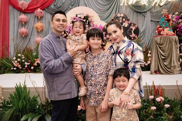 Biodata dan Profil Keluarga Jackie Chan, Istri hingga Anak | IDN Times