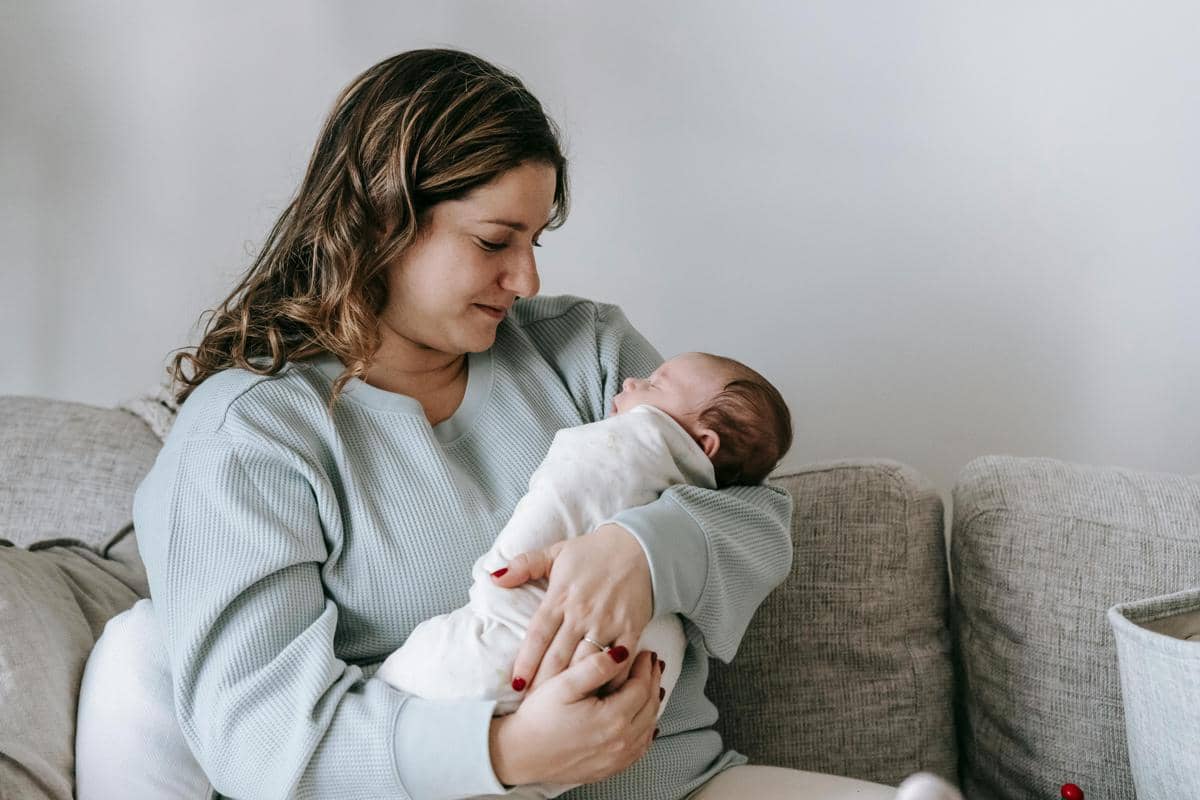 Bayi Selalu Minta Digendong? Kenali Fenomena Velcro Baby | IDN Times