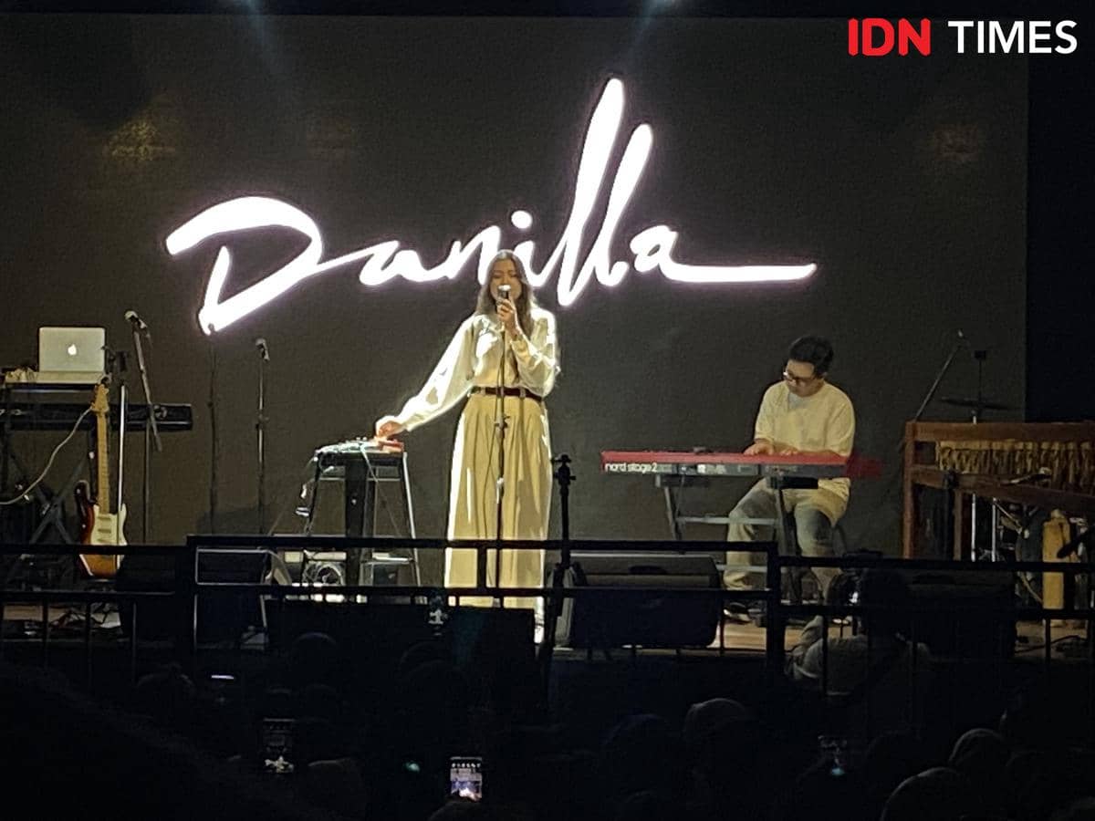 Danilla Riyadi Tampil Syahdu di Konser Haddad Alwi, Penonton Lesehan ...