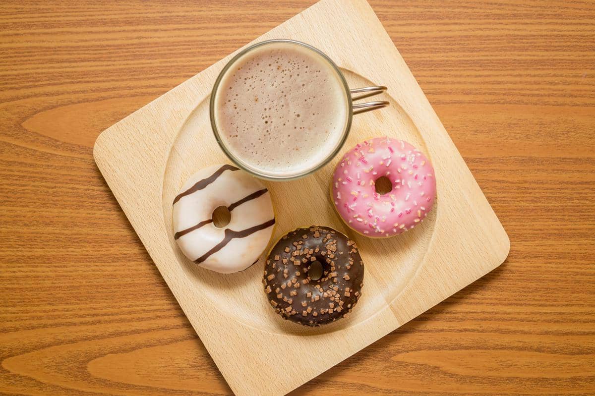 Resep Donat Glaze Cokelat, Vanila, dan Stroberi | IDN Times