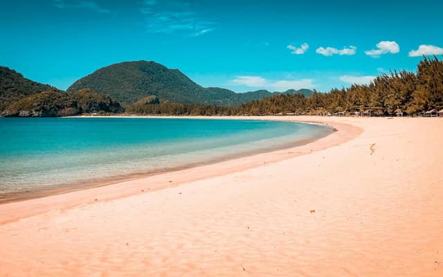 Cara ke Pink Beach dari Mataram lewat Rute Darat dan Laut | IDN Times