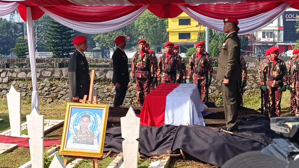 Suasana Duka Selimuti Pemakaman Mayor Zulmi Aditya di TMP Bandung | IDN ...