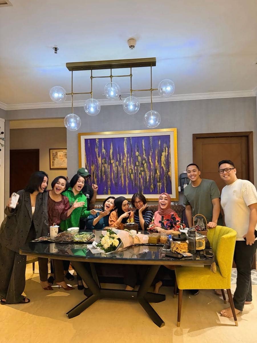 7 Potret Perayaan Ulang Tahun Ke-64 Rieta Amilia | IDN Times