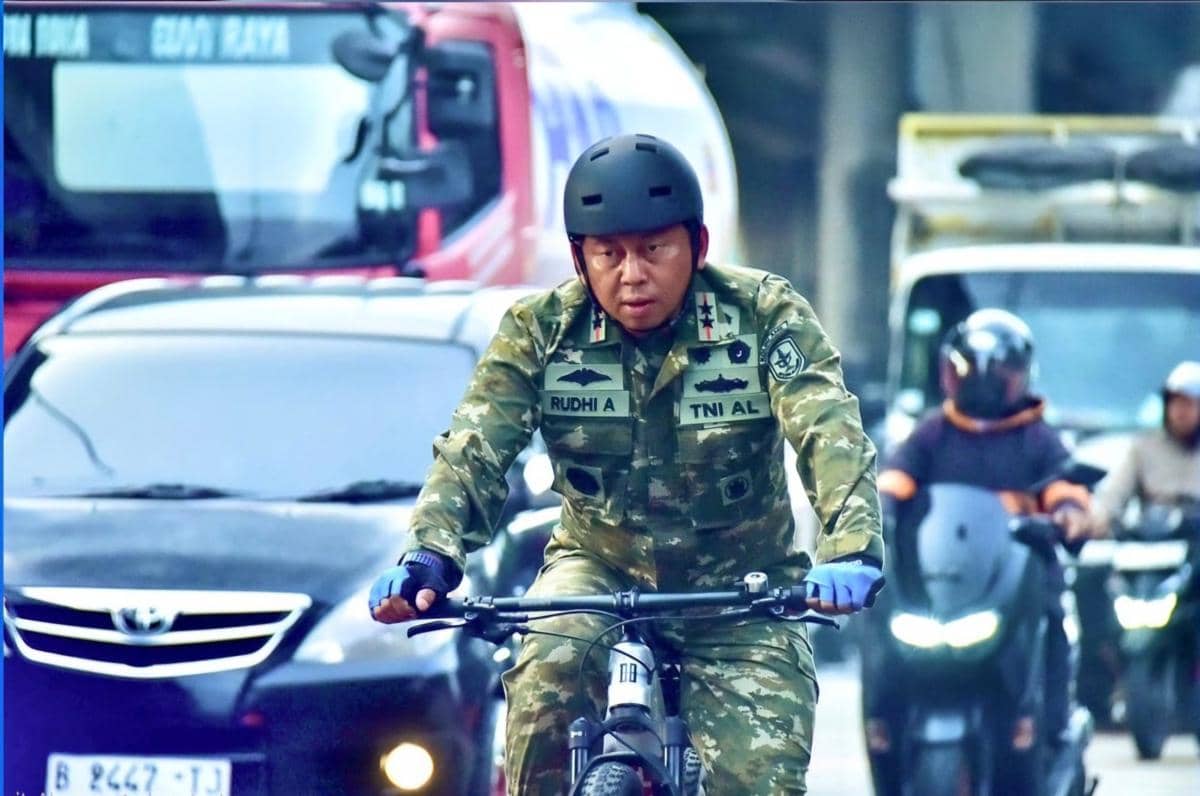 Hemat Energi ala Pangkolinlamil, Gowes Sepeda dari Rumah ke Markas ...