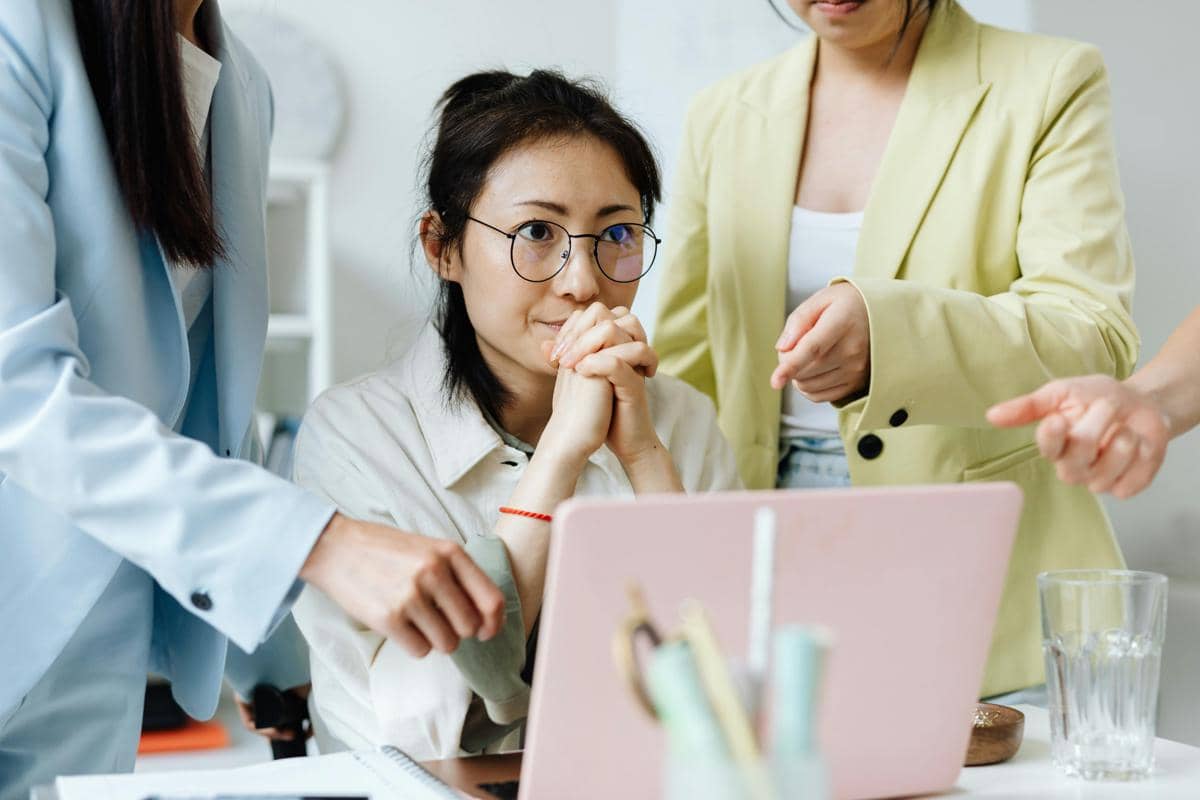 Gimana Cara Tetap Tenang saat Semua Orang Panik? Ini Triknya | IDN Times