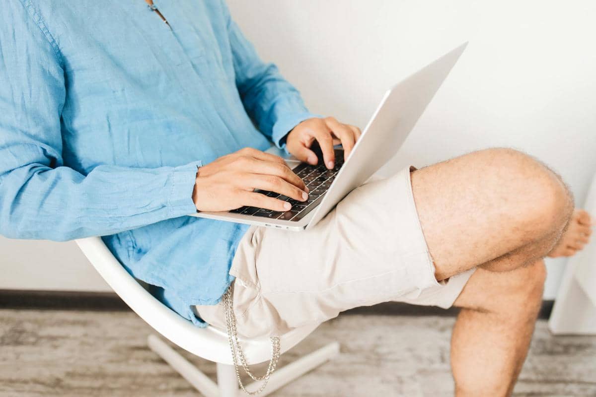 Bahaya Memangku Laptop bagi Kesehatan Tubuh | IDN Times