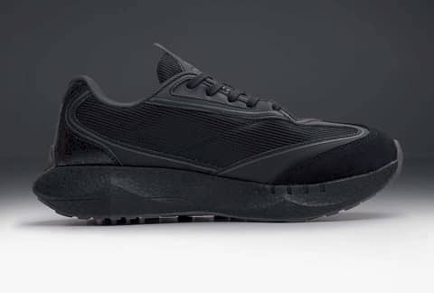 Rekomendasi Sepatu Lokal Full Hitam untuk Sekolah | IDN Times