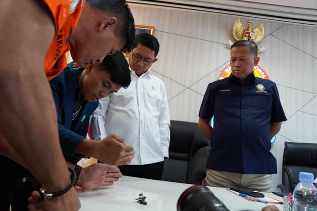 Momen Haru Mayor Windra Sanur Pamit Usai 8 Tahun Kawal Jokowi | IDN ...