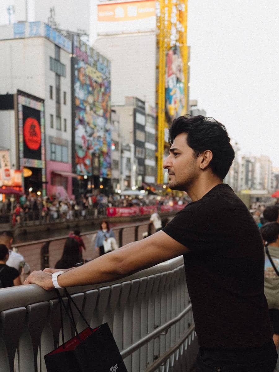 9 Potret Darshan Raval Liburan di Jepang Bersama Istri | IDN Times