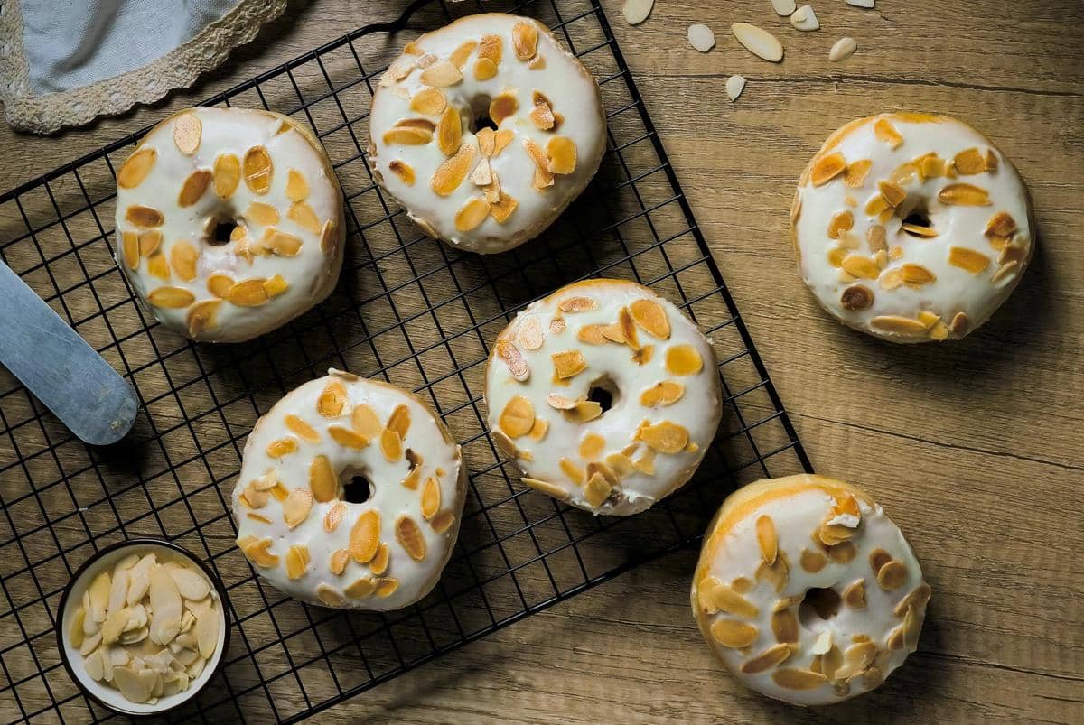 Resep Donat White Choco Almond yang Lembut dan Mudah | IDN Times