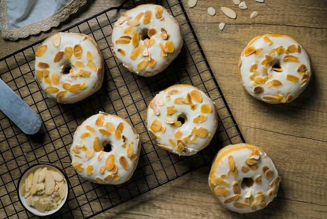 Resep Donat White Choco Almond yang Lembut dan Mudah | IDN Times