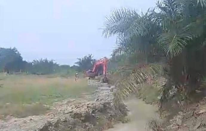 PEP Rantau dan Warga Desa Paya Meta Kolaborasi Normalisasi Saluran ...