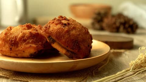 Resep Roti Goreng Ayam Suwir Pedas Praktis di Rumah | IDN Times