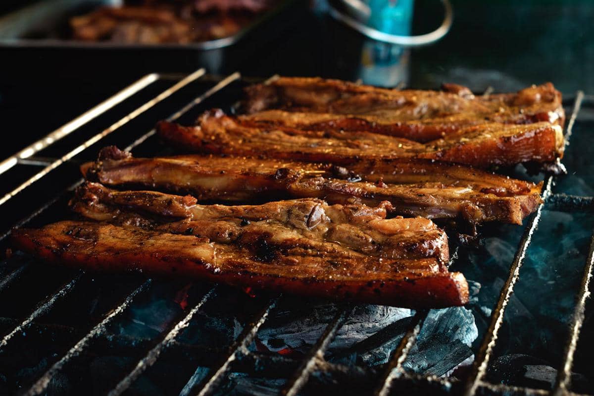 5 Kunci Memasak Iga Bakar yang Empuk, Juicy, dan Kaya Rasa | IDN Times