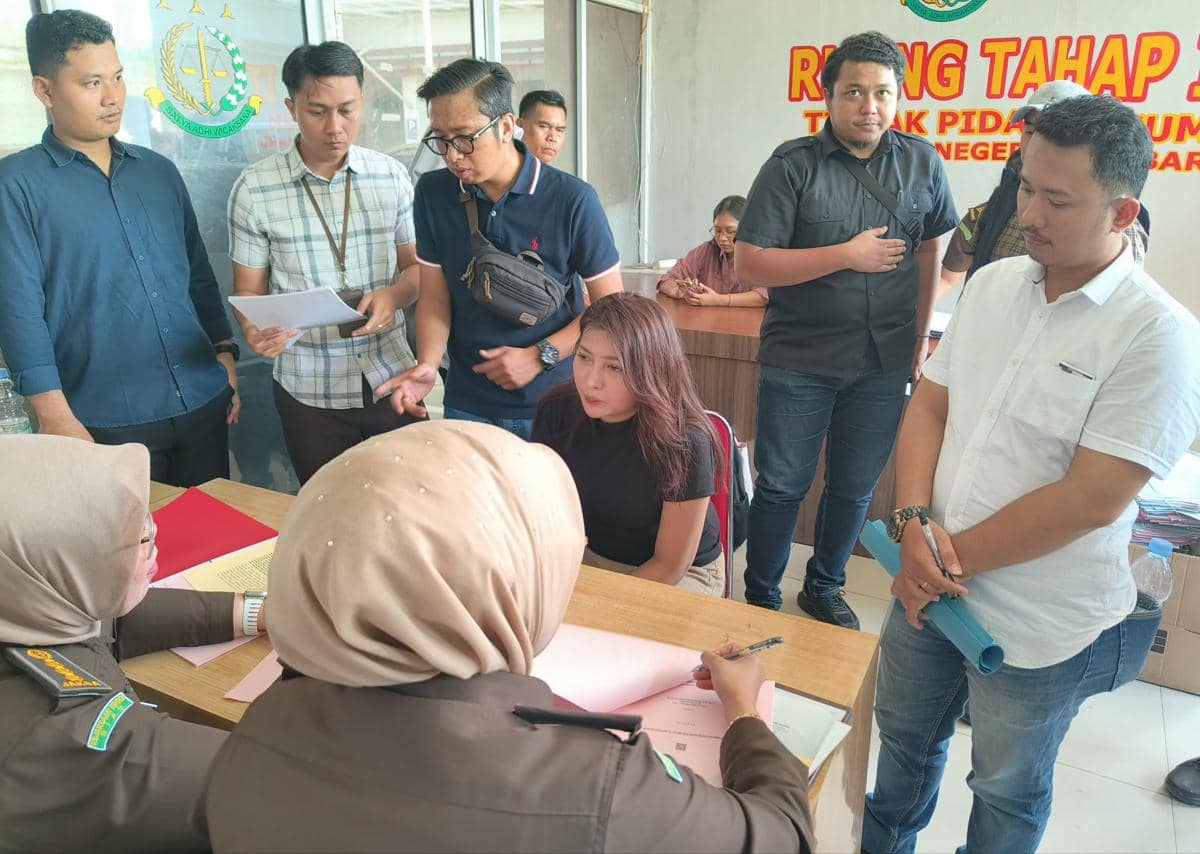 Didakwa Dua Perkara, Eks Puteri Indonesia Riau Diserahkan ke Jaksa ...